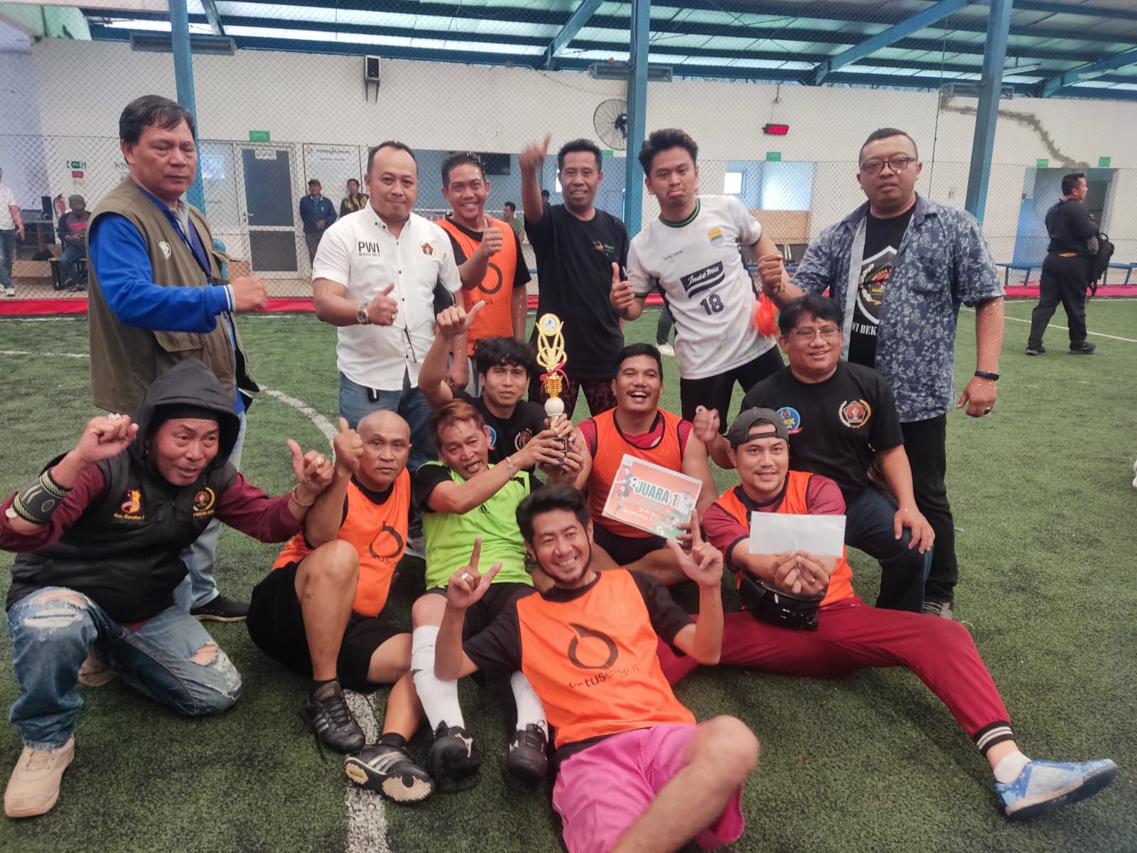 Kado Akhir Tahun, PWI Bekasi Raya Sabet Juara Pertama Futsal antar ...