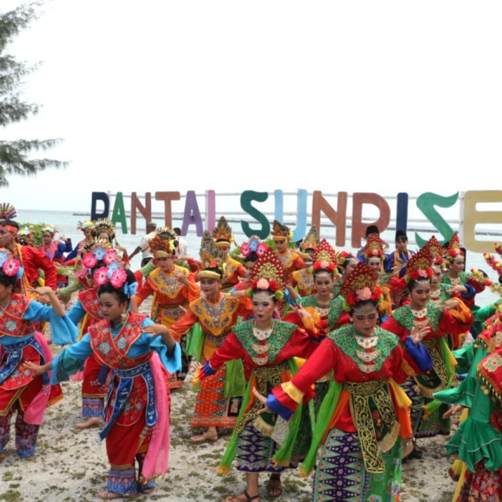 Aksi Tari Massal di Pantai Sunrise: Harmoni Seni, Alam, dan Wisata ...